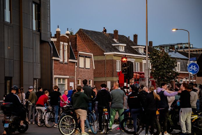 Verwarde man zit urenlang op het dak van de hoogbejaarde ouders van Rob ...