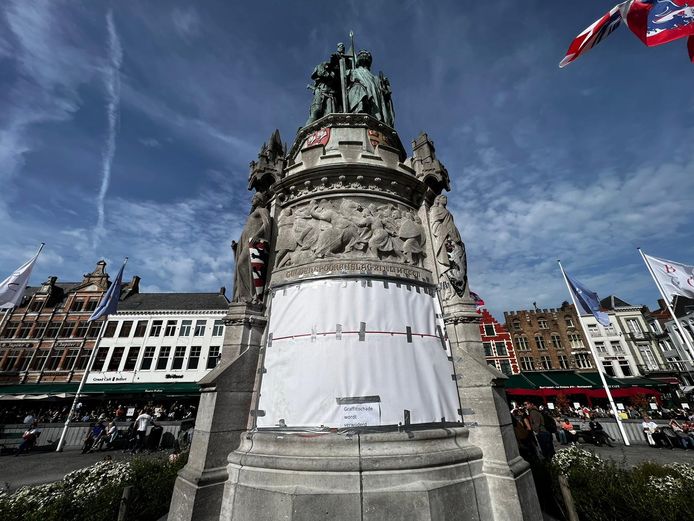Schepen misnoegd nadat Brugse monumenten beklad worden met graffiti: “Zoiets doe je gewoon echt ...
