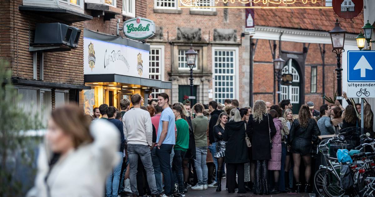 Volle kroegen en lange rijen: drukke Kerstmiddag in Oldenzaal ...