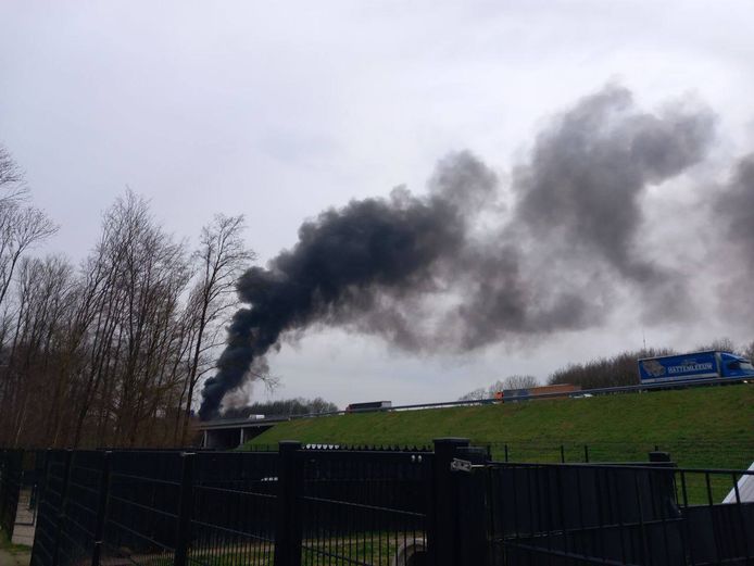 Brandende truck op A1: rijstroken dicht, rookwolken boven Apeldoorn | Binnenland | gelderlander.nl