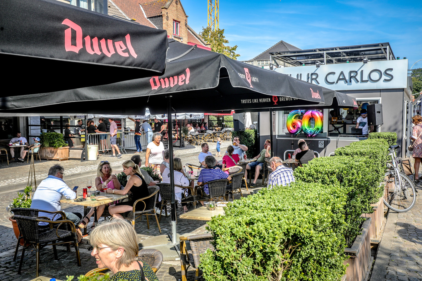 ‘Oermoeder’ Anaïs (78) viert de 60ste verjaardag van Frituur Carlos: “Ik zei vlakaf dat ik voor ...