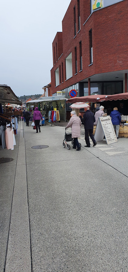 Vernieuwde markt in het centrum van Begijnendijk | Foto | hln.be