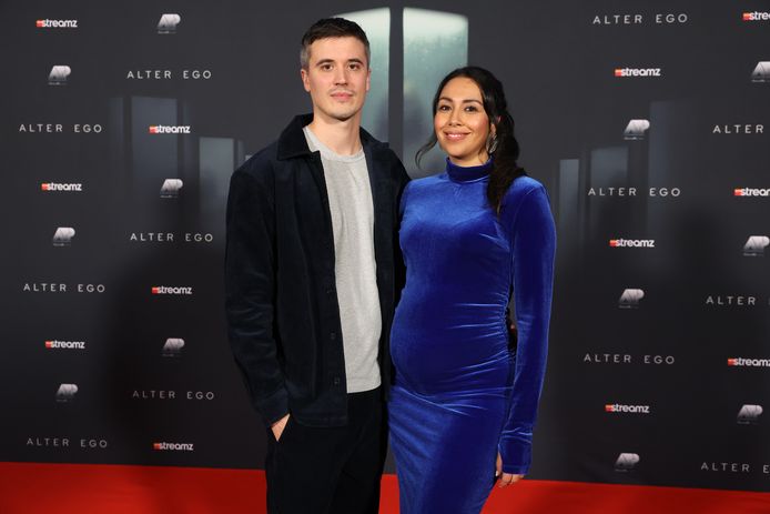 Danira Boukhriss voor het eerst met zwanger buikje op rode loper naast ...