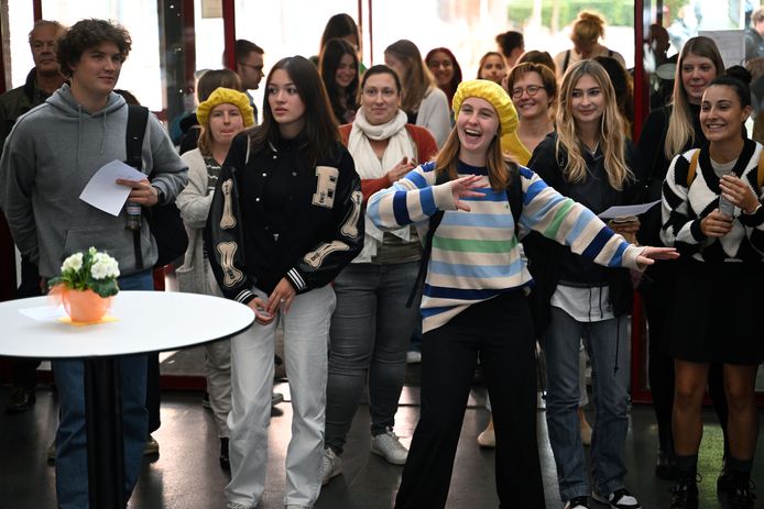 IN BEELD. UCLL brengt serenade aan het onderwijs met lied van de ...