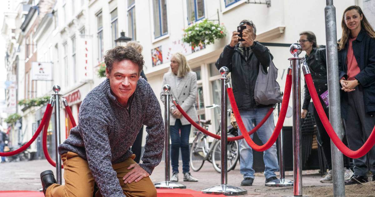 Acteur Fedja van Huêt op de knieën in Utrecht voor zijn tweede plakkaat ...
