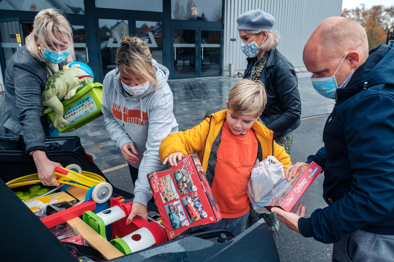 Sandra en Nathalie verzamelen massa’s speelgoed voor kansarme gezinnen ...