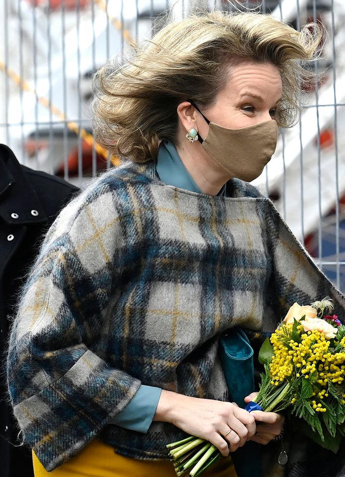IN BEELD. Kapsel van koningin Mathilde geeft strijd op tegen storm ...