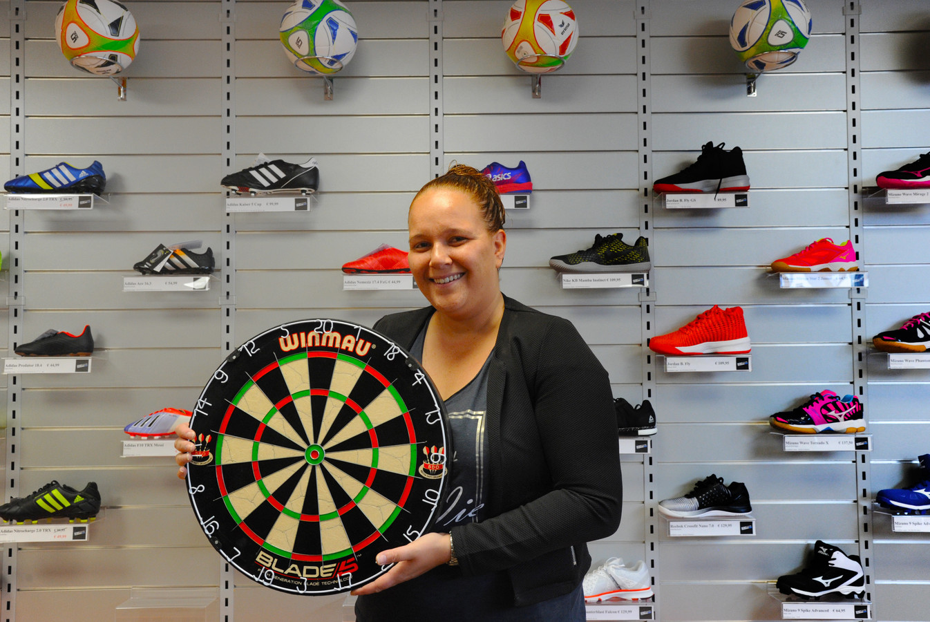 Sporterspaar opent winkel in Oost-Souburg met eigen sectie voor darters ...