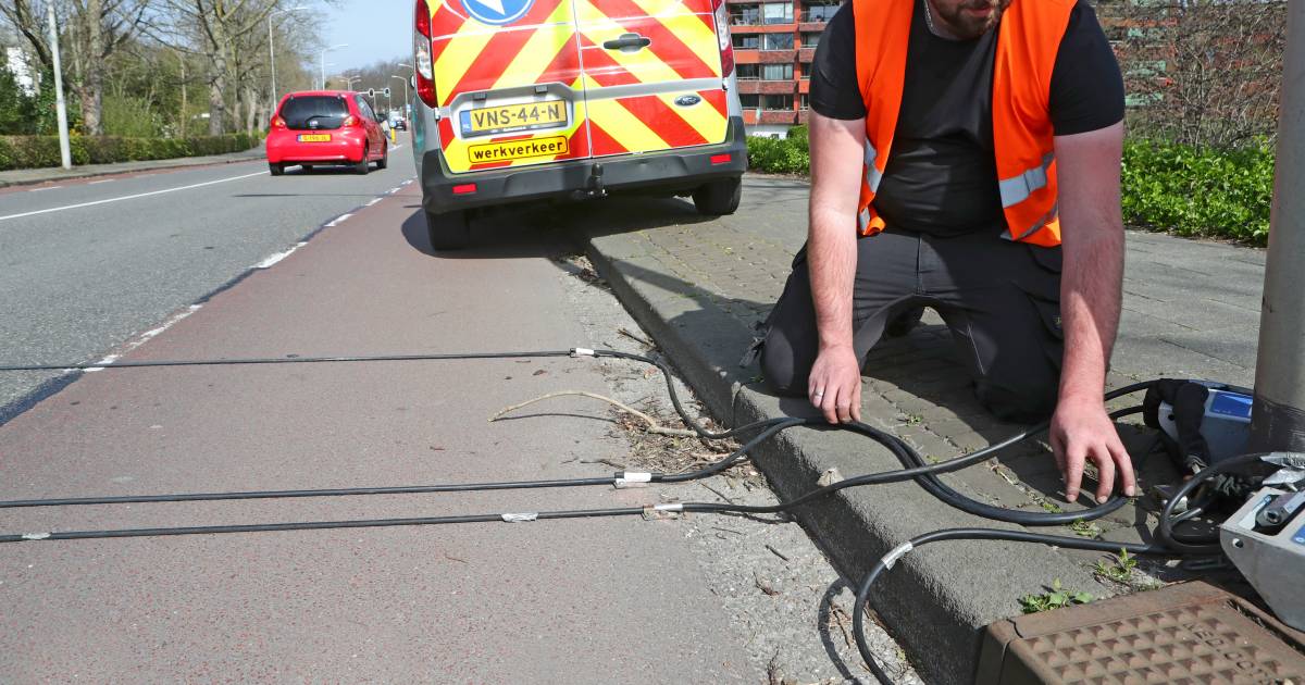 Zwarte slangen gaan voertuigen tellen in Son en Breugel | Eindhoven | bd.nl