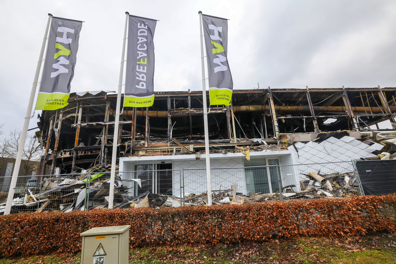 Zijn eigen gevel ligt in puin door helse brand in Oirschot, maar ...