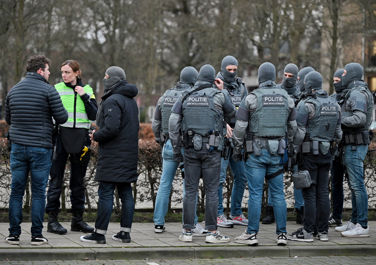 Arrestatieteam overmeestert vrouw die met vuurwapen dreigt in Tilburg ...