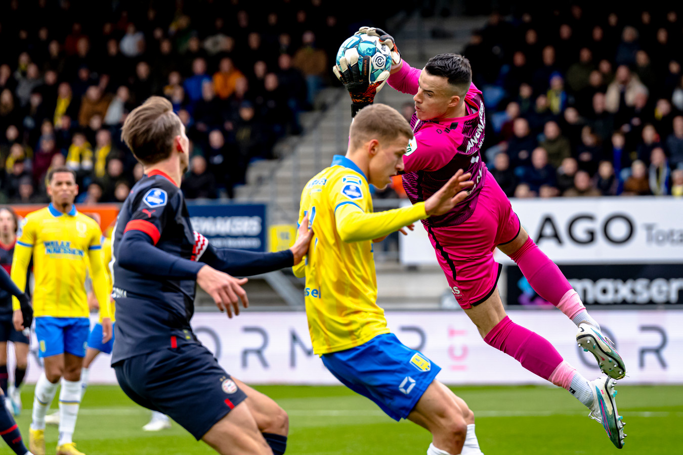Uitblinkende RKC-doelman Vaessen: ‘In de tweede helft zetten we PSV ...