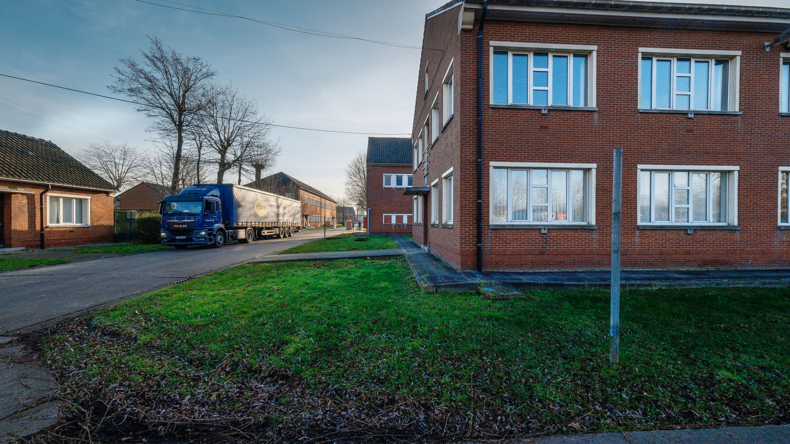 Eerste asielzoekers komen aan in voormalige Ieperse kazerne: “Heel ...