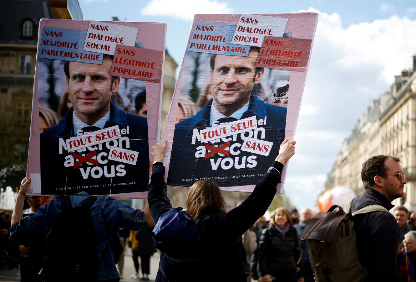 Franse president Macron ondertekent omstreden pensioenwet, nieuwe ... Franse president Macron ondertekent omstreden pensioenwet, nieuwe ...