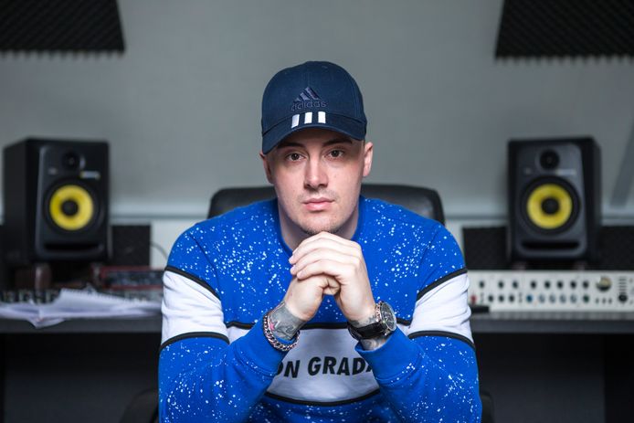 Beruchte rapper (28) dreigt met coronaklachten 'gewoon boodschappen te ...