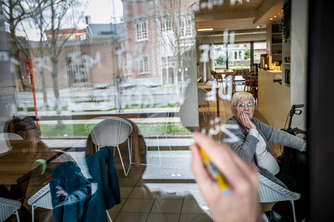 Kunstenaar schrijft gedicht op raam van rusthuis voor bewoners in ...