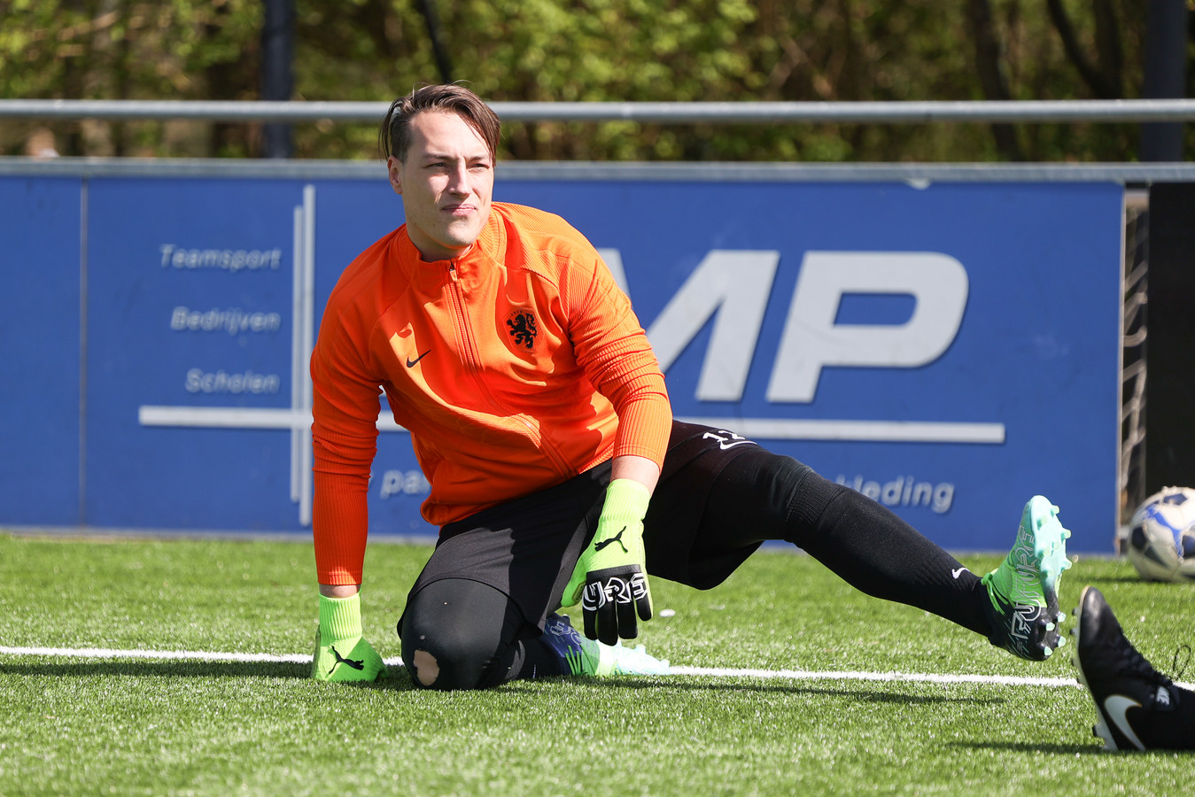 Nasir (18) blijft knokken voor een kunstgrasveld en krijgt hulp van ...