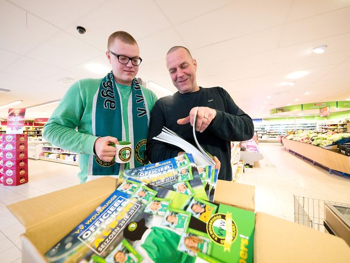 Voetballers VV Woubrugge op plaatjes bij lokale supermarkt | Alphen | AD.nl