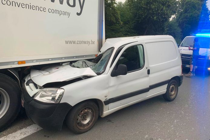 Deze chauffeur heeft een goede engelbewaarder: na klapband belandt auto ...