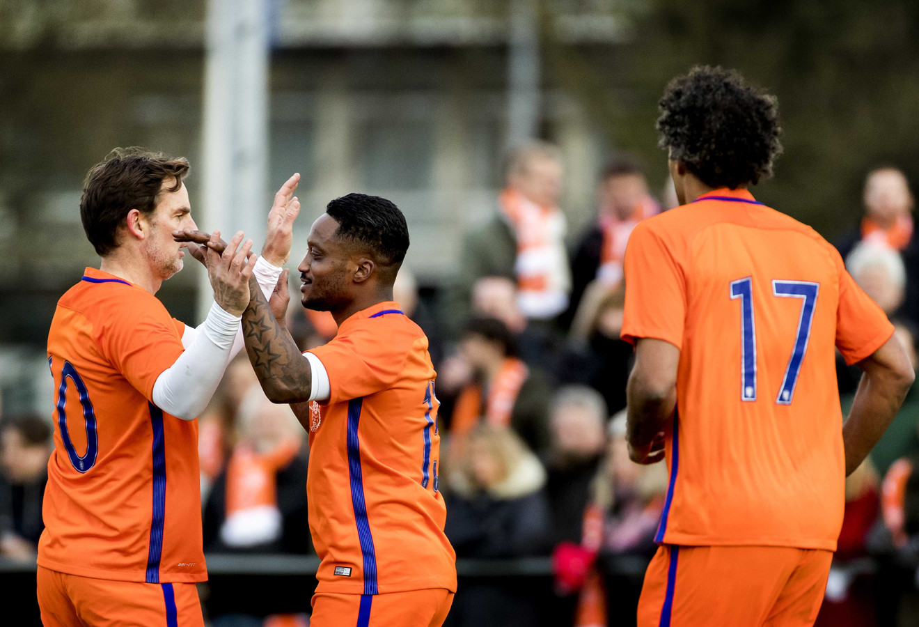 Oud-internationals winnen traditioneel nieuwjaarsduel | Foto | AD.nl