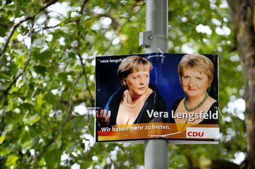 Angela Merkel met diepe decolleté op Duitse verkiezingsaffiches ...