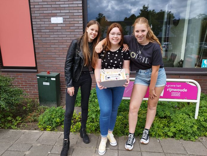 Indra, Milou en Madelief (14 en 15) bakten plantenpotten en startten zo ...