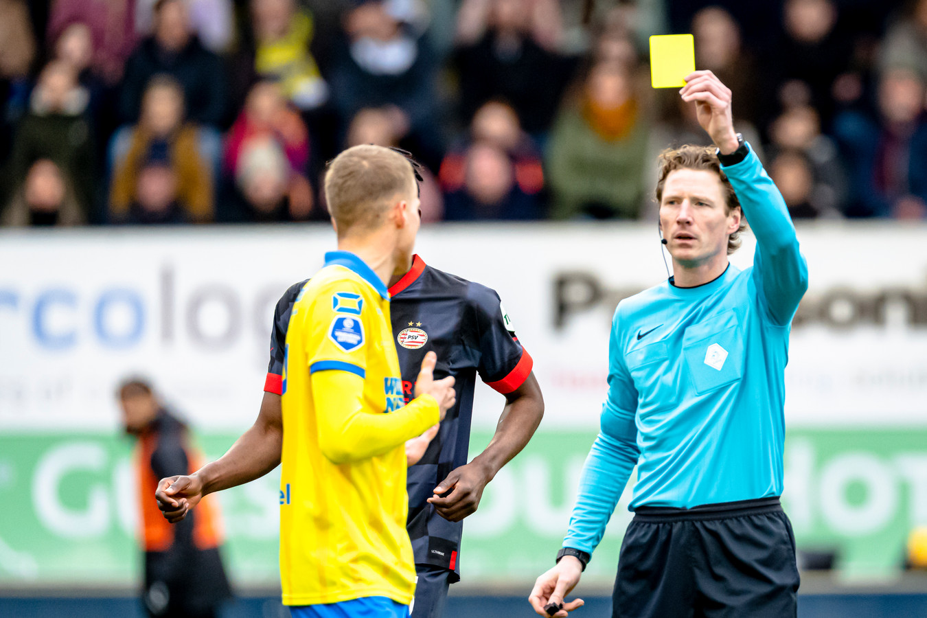 Arbiter Van den Kerkhof maakte na overlijden van zijn vader kennis met ...