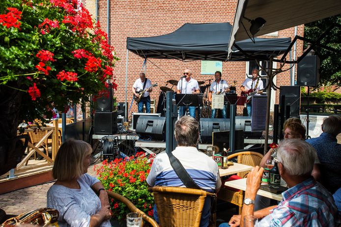 Bandjes op het terras in de vesting? ‘Verdere stap op glijdende schaal ...