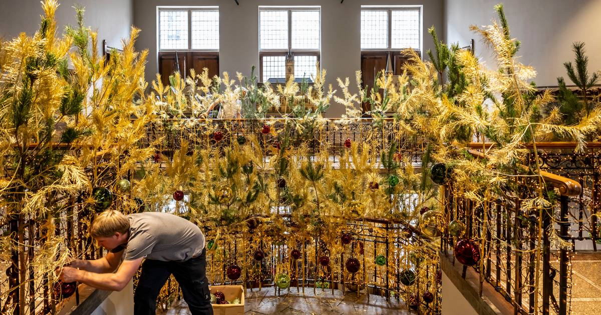 Bloemen en kerstsfeer veroveren stadhuis: floristen naarstig aan het ...