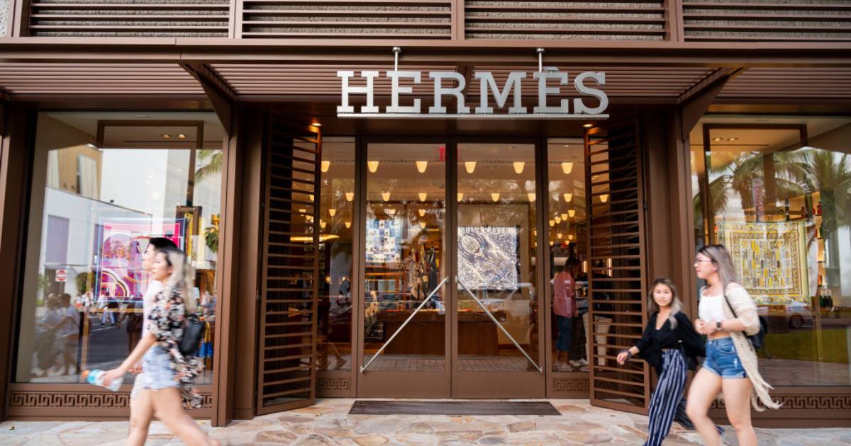 “Erfgenaam Hermès adopteert Marokkaanse klusjesman om hem 5 miljard euro te kunnen nalaten ...