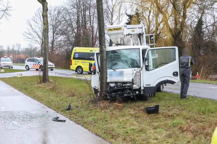 Flinke schade na botsing tussen hoogwerker en busje in Noordoostpolder | 112 nieuws Urk ...