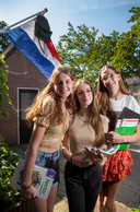Rachel, Hannah en Sarah wachten op het verlossende belletje: drie ...