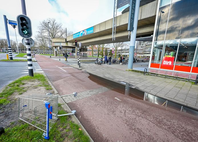 Winkelwagentje werd van 4 meter hoog op vrouw gegooid: ‘Er lag een plas ...