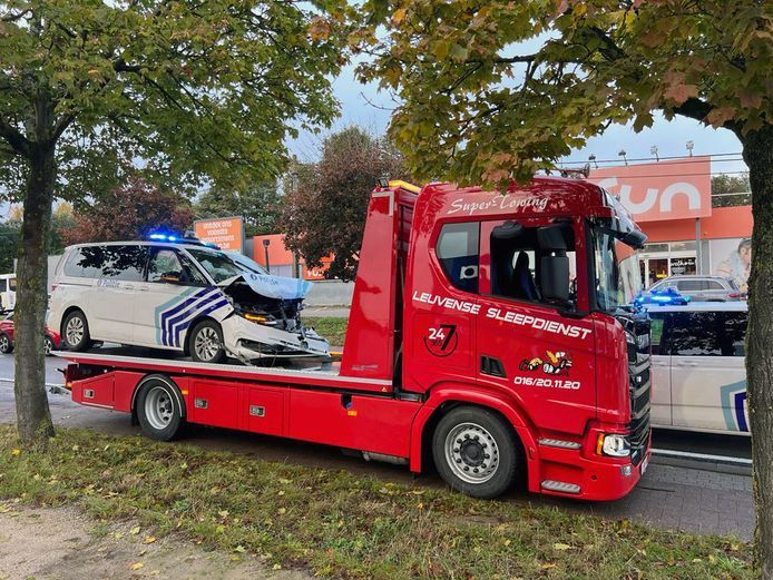 Combi Leuvense politie crasht op weg naar interventie: "Twee agenten ...