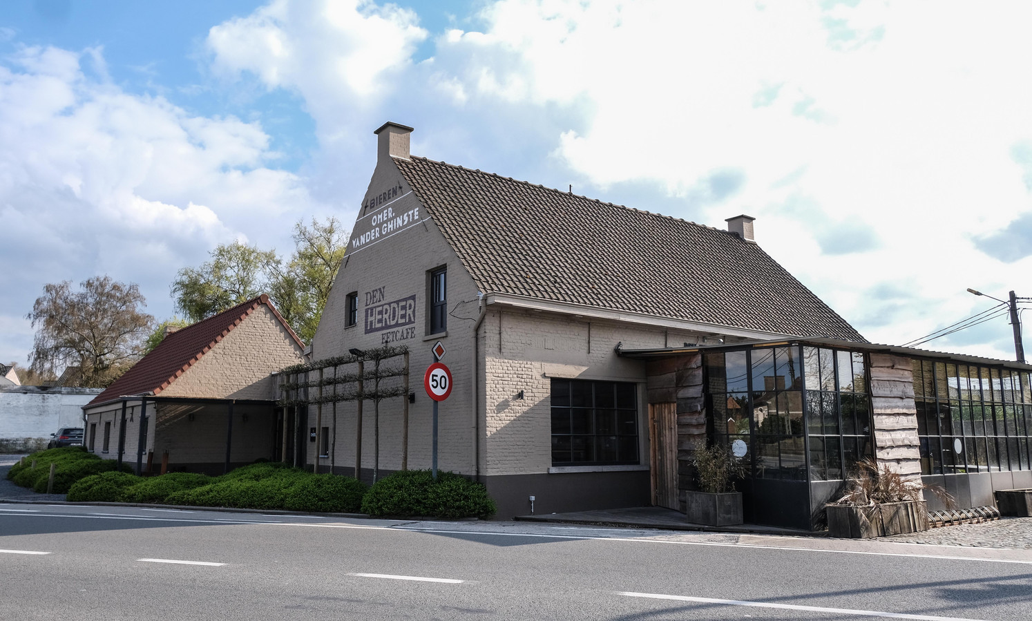 Kersverse Miss België Kedist Deltour(23) neemt ons op sleeptouw langs ...