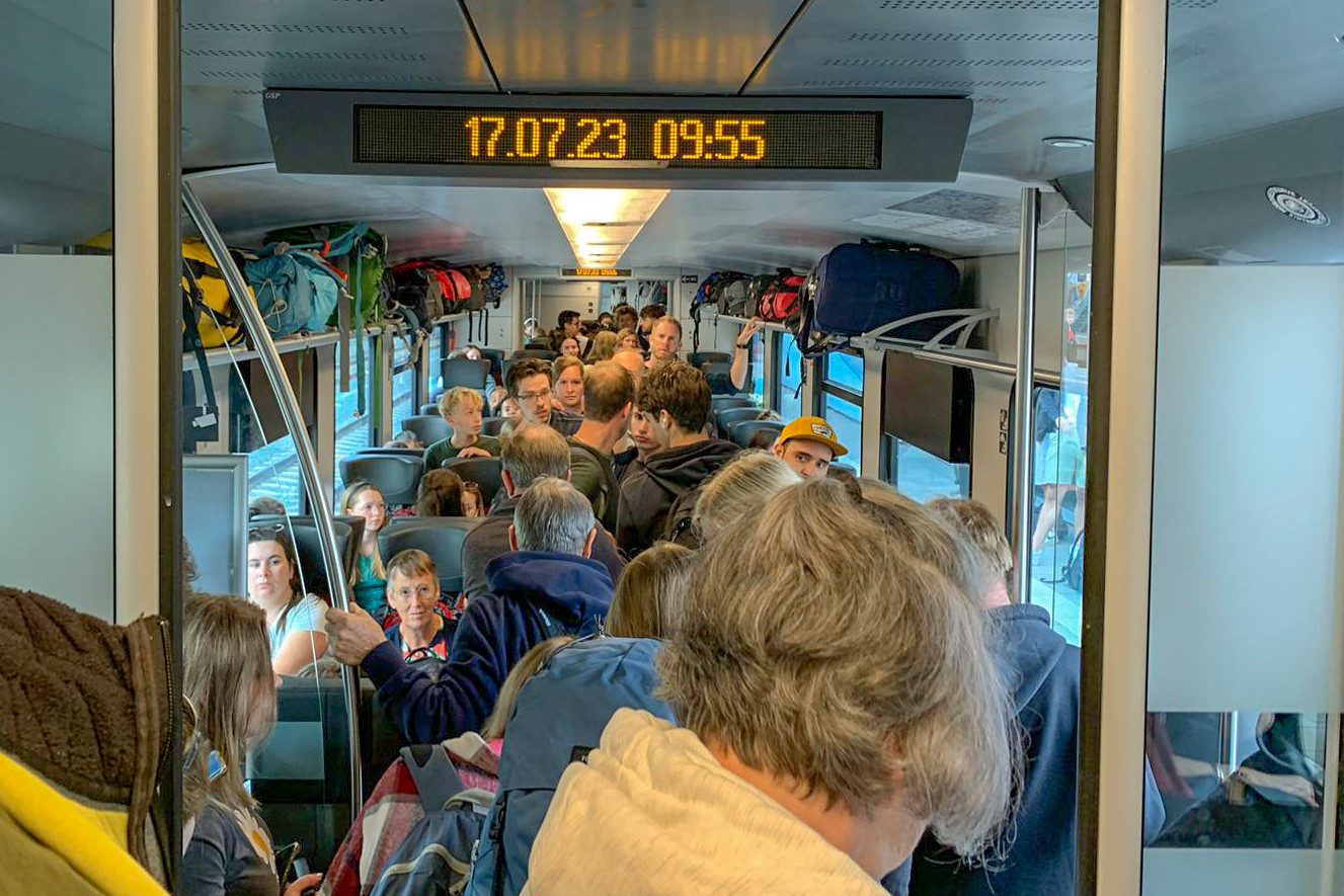 Vakantiegangers passen niet in bomvolle trein; opnieuw gedoe tussen ...