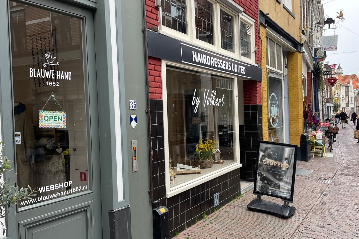 Hierom kom je bij veel winkels in Deventer hetzelfde groene bordje ...