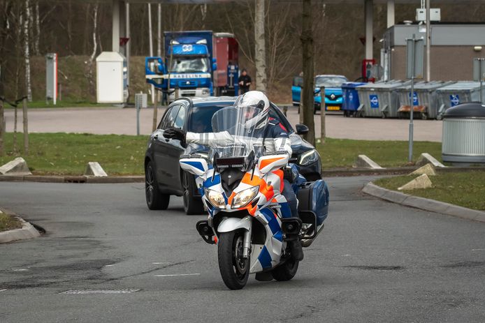 Vrouw (49) vlucht voor controle in Oldenzaal en rijdt motorrijder van ...
