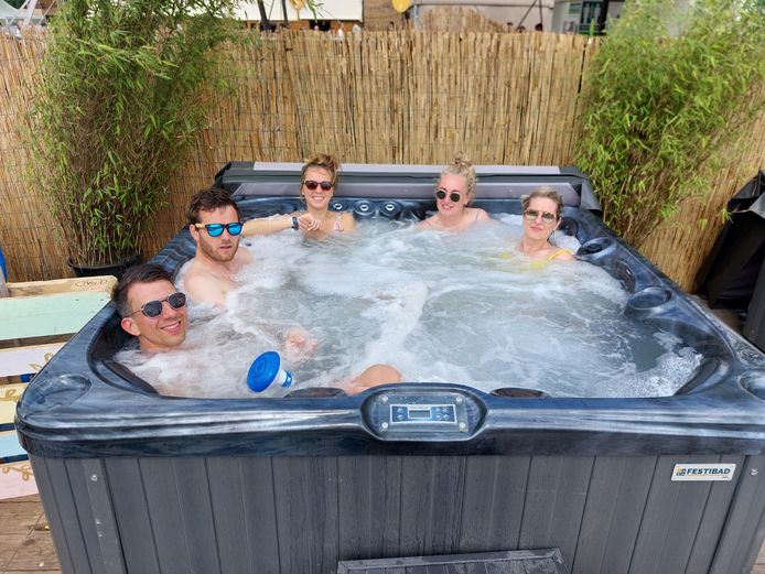 Baden in luxe in het Rabbit Resort op Down The Rabbit Hole: ‘Wij zijn ...