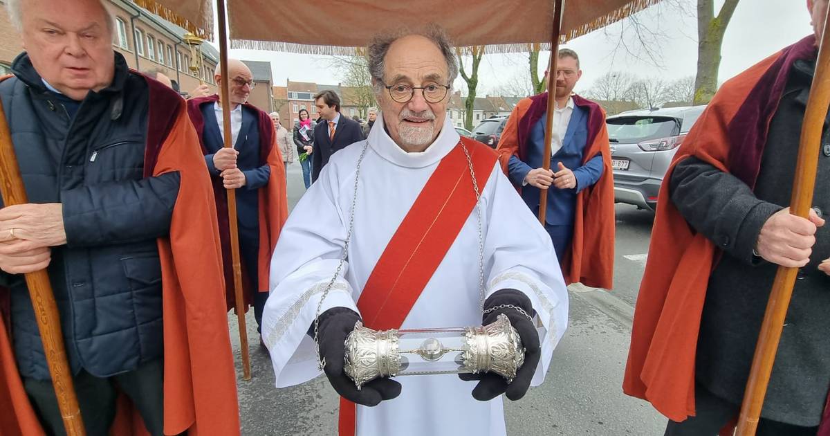 Relikwie van het Heilig Bloed verlaat bij hoge uitzondering Voormezele ...
