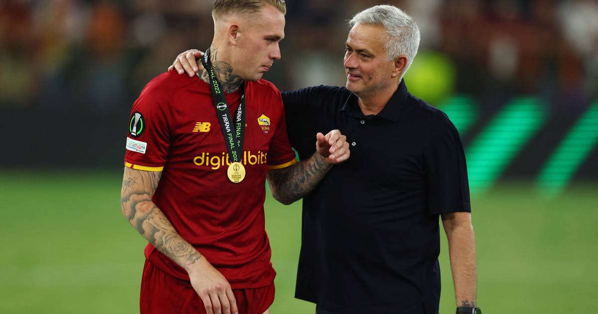 Mourinho uit flinke kritiek op eigen Roma-speler én zegt dat hij nieuwe ... Mourinho uit flinke kritiek op eigen Roma-speler én zegt dat hij nieuwe ...