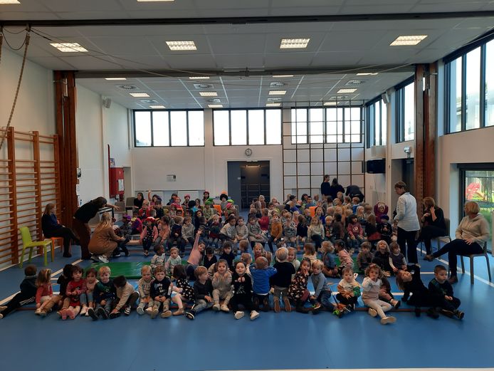 Sint Maarten en zijn muzikale roetpieten komen op bezoek in basisschool De Bron | Lievegem | hln.be