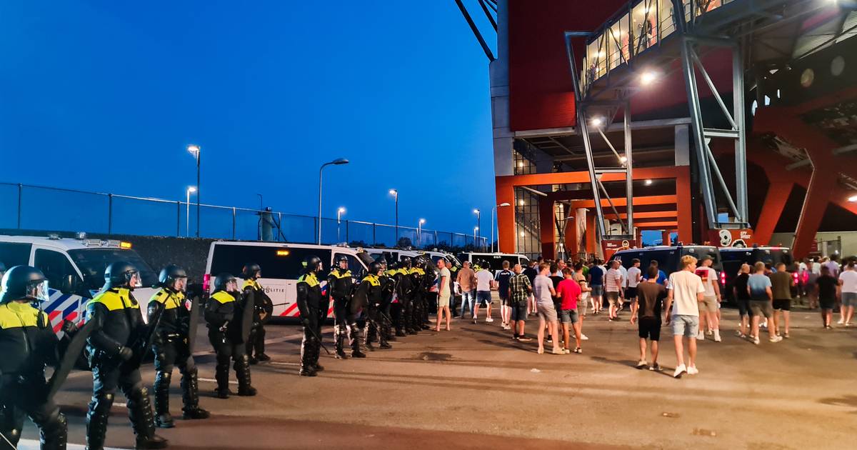 UEFA wacht nog even met bestraffen van FC Twente, maar straf ontlopen zit er niet in | Enschede ...