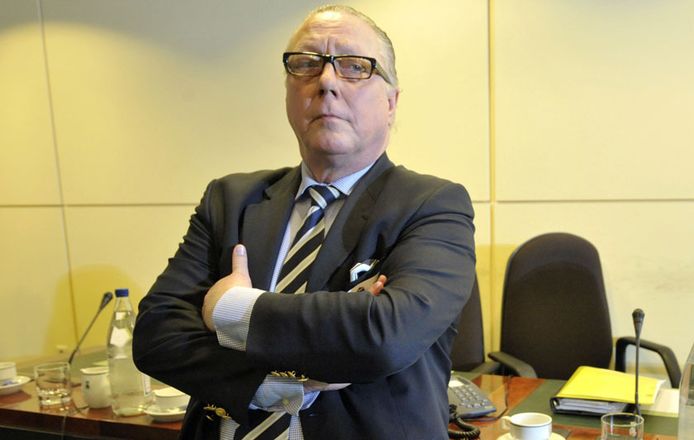 RECONSTRUCTIE. Hoe een ‘cadeau van 100.000 euro’ gewezen politiebaas ...