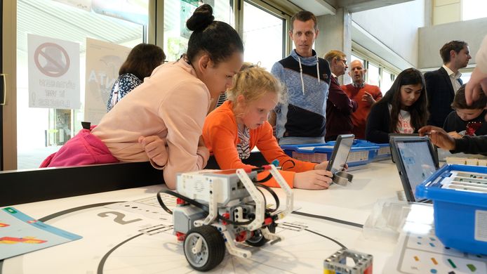Robots programmeren met LEGO: Het Laerhof heeft als eerste basisschool ...
