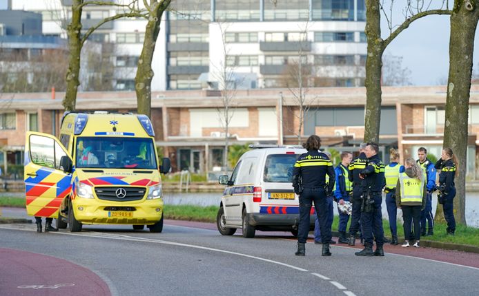 Automobilist rijdt in het water in Nieuwegein en moet naar het ...