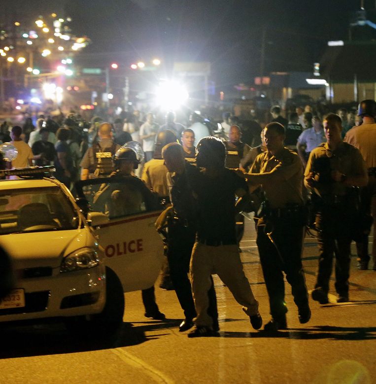 Ferguson beleeft opnieuw onrustige nacht met rellen | De Morgen Ferguson beleeft opnieuw onrustige nacht met rellen | De Morgen