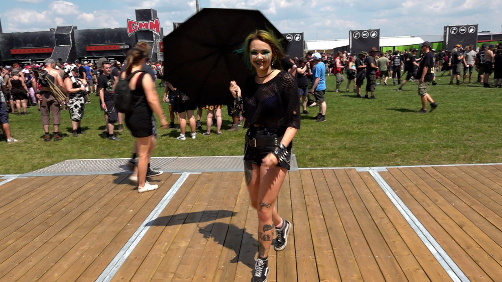 KIJK. Metalheads kreunen onder en genieten van de warmte op Graspop ... KIJK. Metalheads kreunen onder en genieten van de warmte op Graspop ...