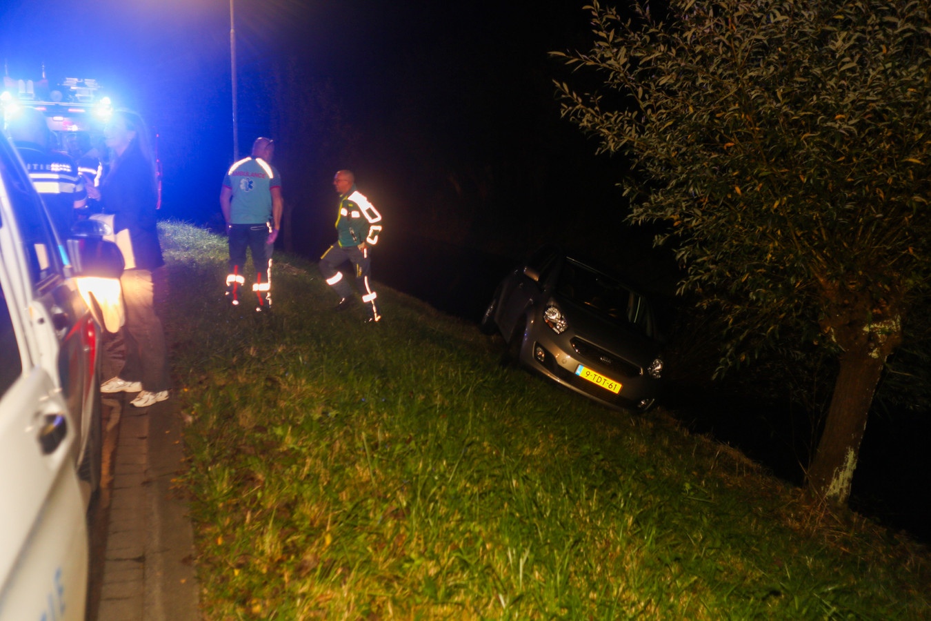Automobilist rijdt van talud af in Gorinchem, hulpdiensten massaal op ...