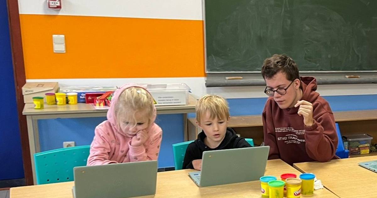 Leerlingen Baken tonen kleuters De Droomballon hoe ze moeten coderen ...